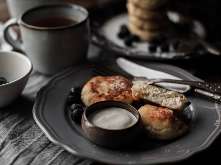 Przepis na placki z twarogu – delikatne, domowe i szybkie